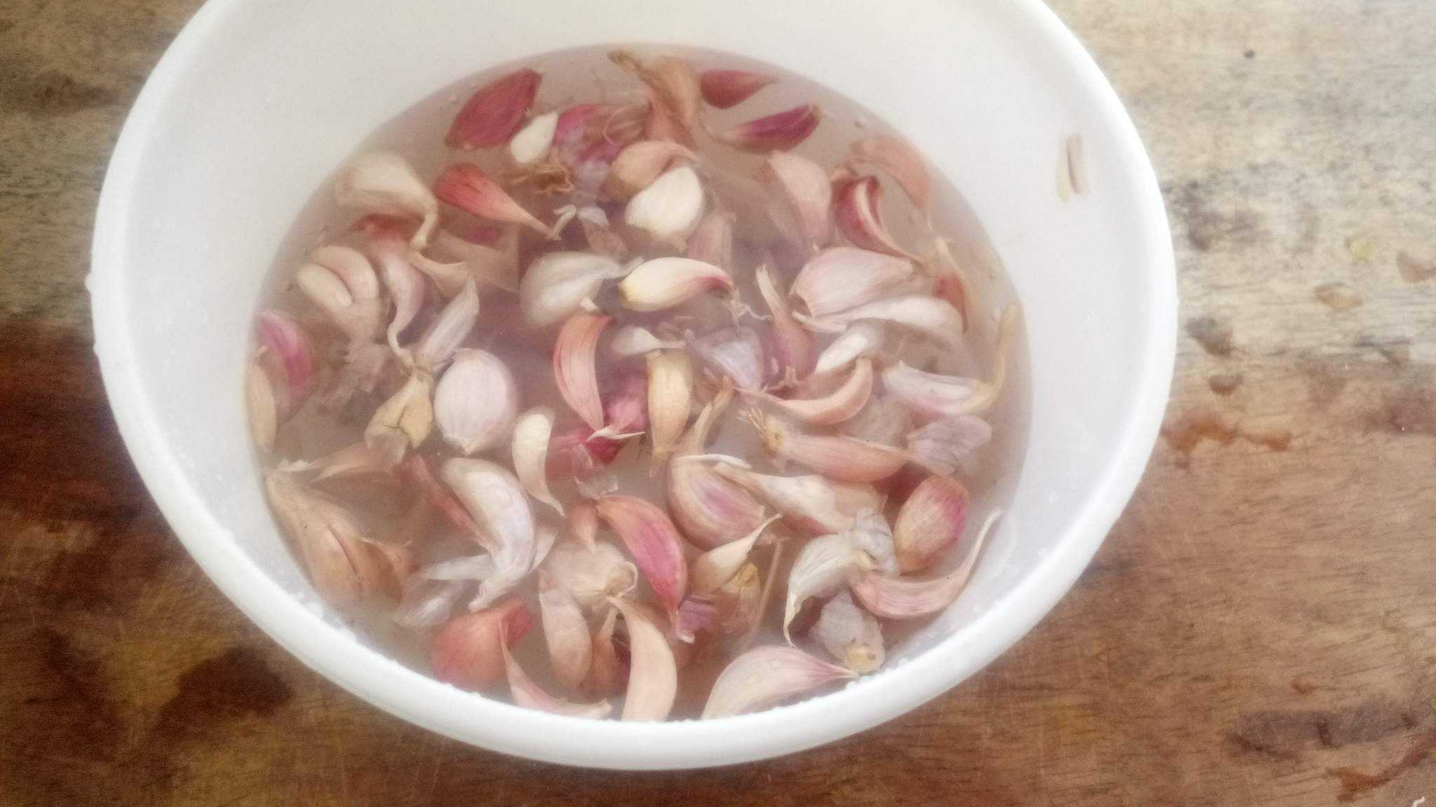 How to Peel Garlic Easily: 3 best methods of peeling garlic - Jotscroll